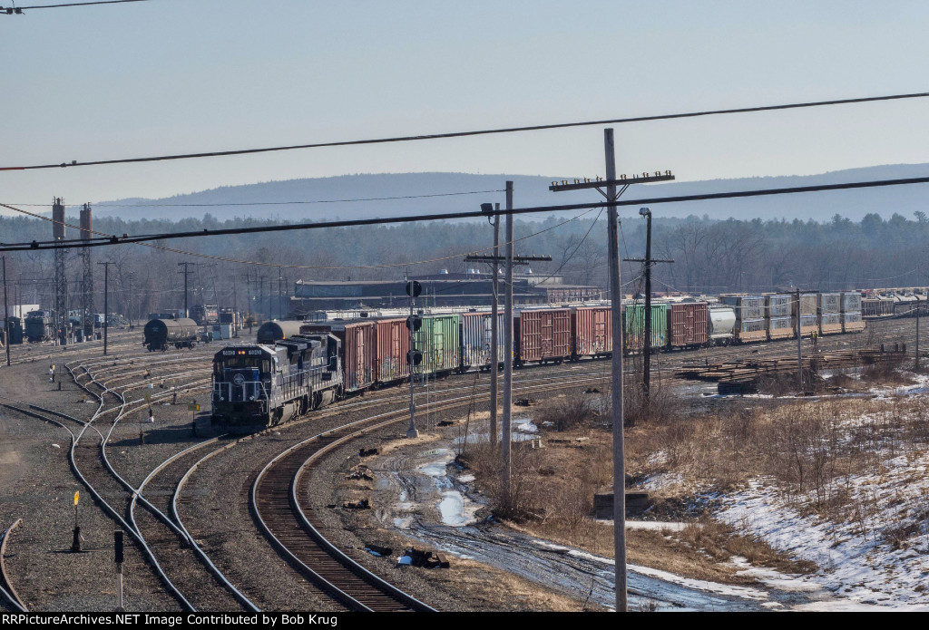 MEC 5943 and 5974 switching cars in East Deerfield yard